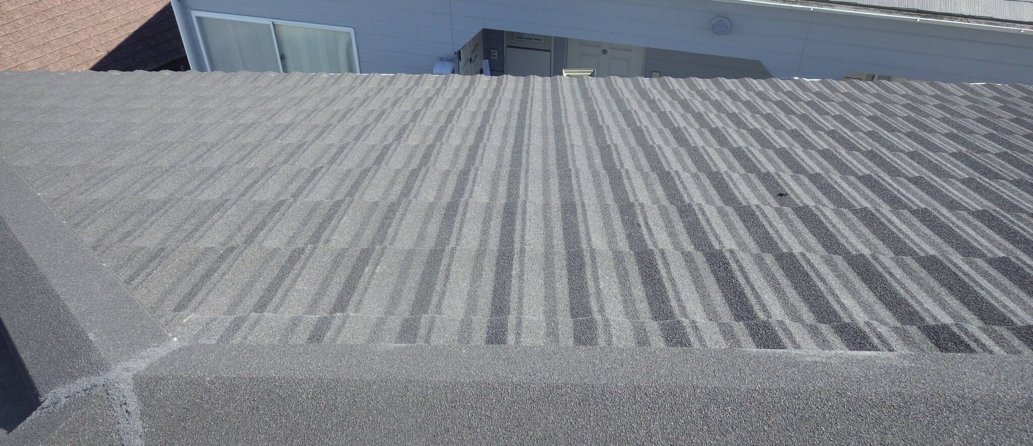 明石市の屋根葺き替え施工例| メンテナンスフリーのLIXIL Tルーフ