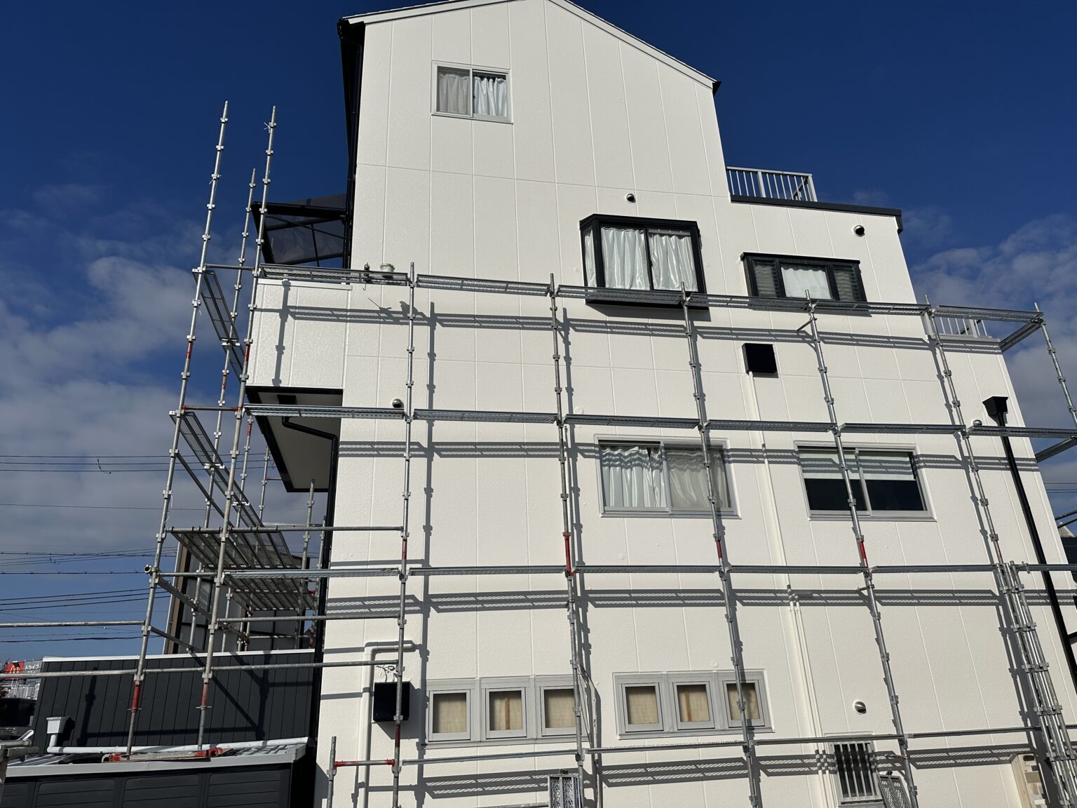 塗装工事が終わり足場の取り外しをおこなっています。 | 明石市