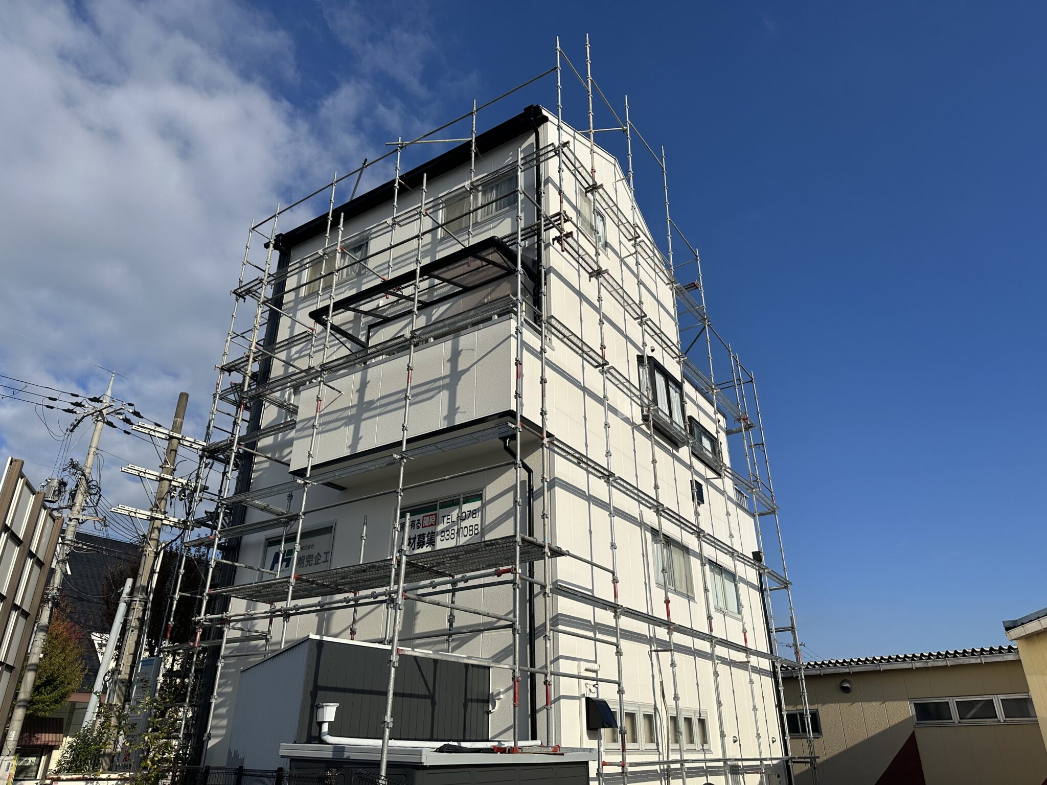 塗装工事が終わり足場の取り外しをおこなっています。 | 明石市