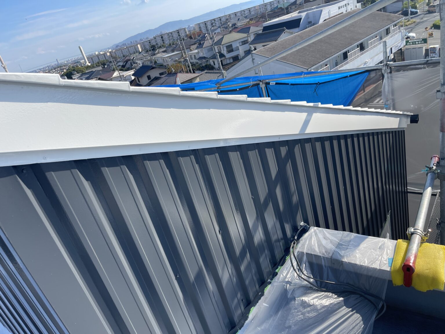 金属サイディングの塗装をしています。 | 明石市 現場日記
